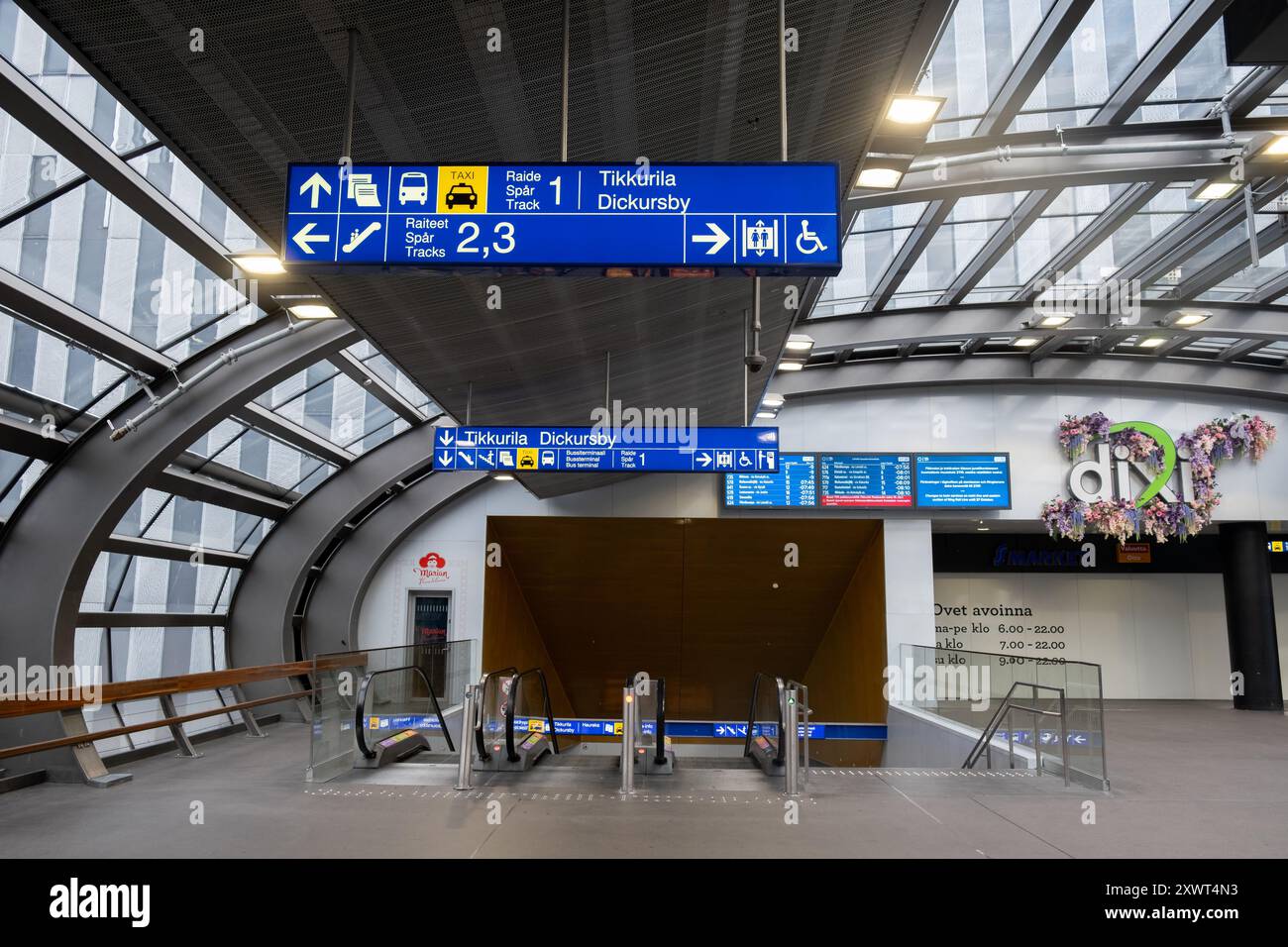 Platform train billboard hi-res stock photography and images - Alamy