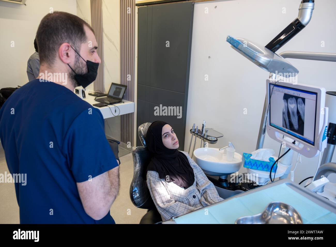 Displaying radiographic images of restored and filled teeth from ...