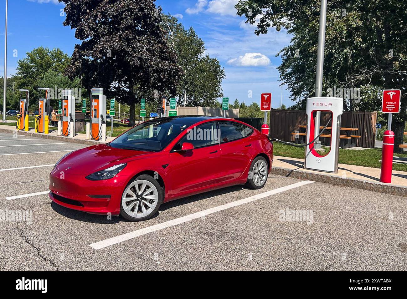 Tesla ev chargers hi-res stock photography and images - Alamy