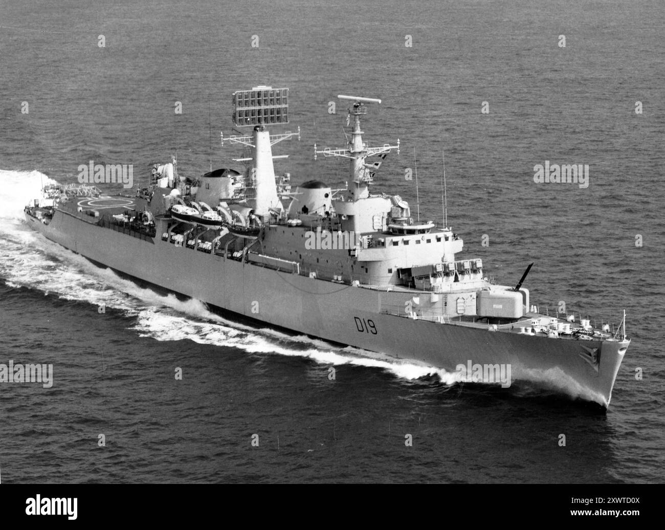 ROYAL NAVY DESTROYER, HMS GLAMORGAN SAILS INTO PORTSMOUTH, 1984 PIC ...