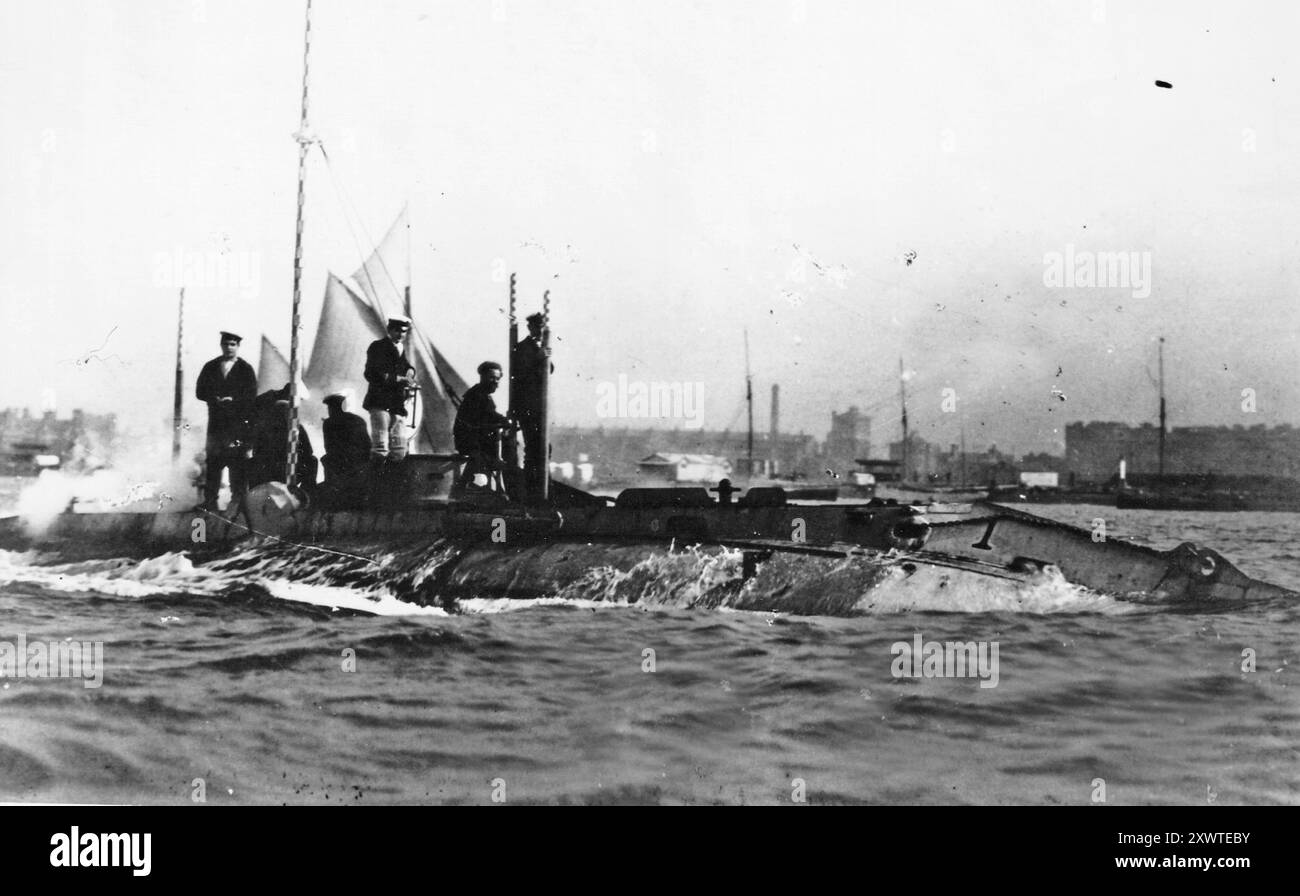 THE ROYAL NAVY'S FIRST SUBMARINE HOLLAND 1, 1901 PIC MIKE WALKER ...
