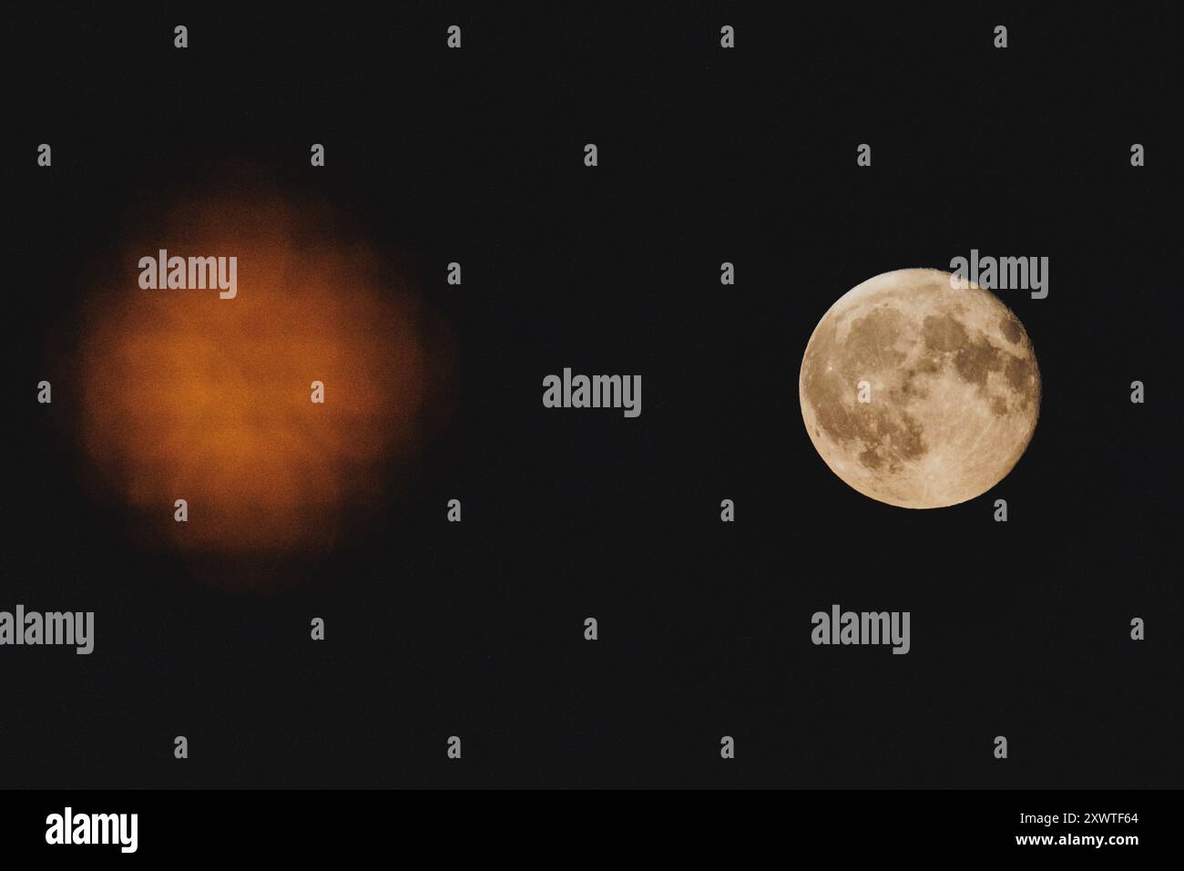 Berlin, Deutschland. 20th Aug, 2024. Rising full moon in Berlin, August ...