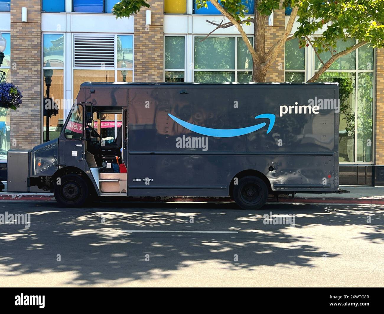 Amazon delivery vehicle hi-res stock photography and images - Alamy