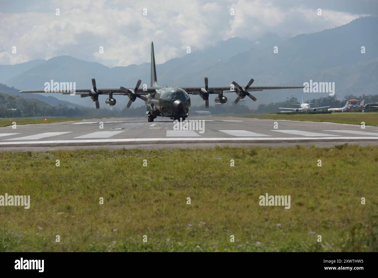 Ein Propellerflugzeug der Armee macht sich auf dem Flughafen Wamena ...