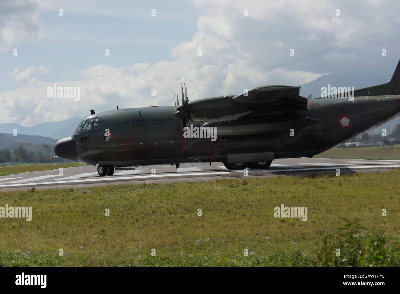 Ein Propellerflugzeug der Armee macht sich auf dem Flughafen Wamena ...