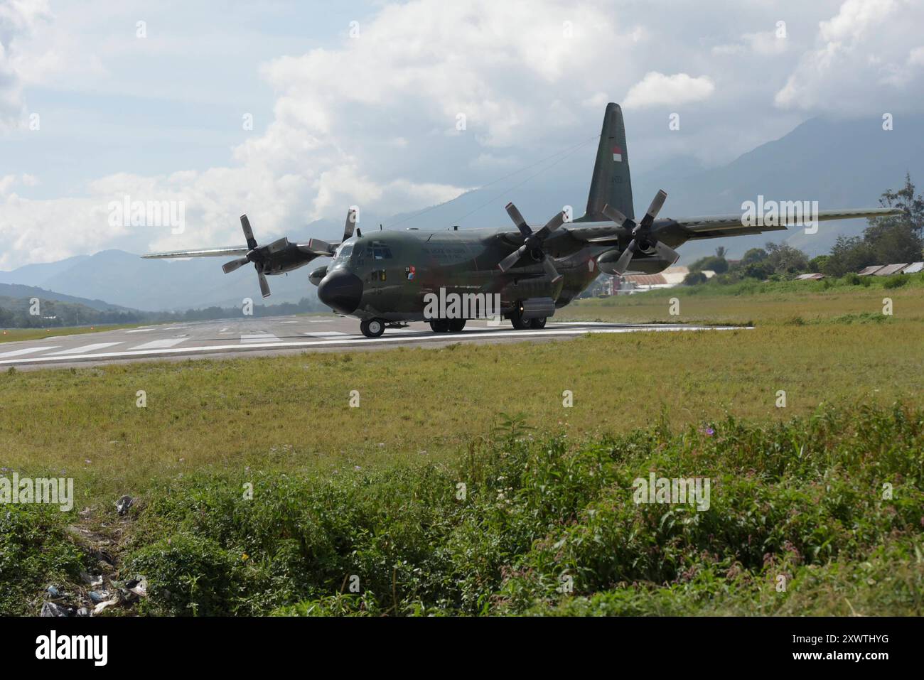 Ein Propellerflugzeug der Armee macht sich auf dem Flughafen Wamena ...