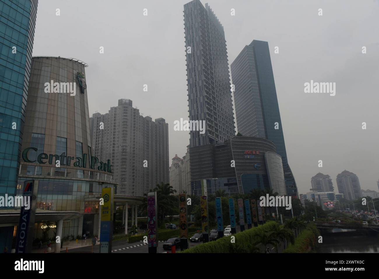 Hochhäuser am Central Park in Jakarta. *** High-rise buildings at ...