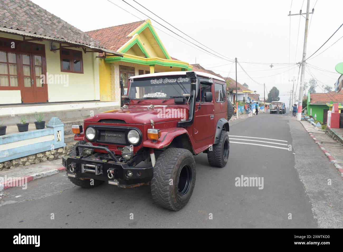 Auf der Jl. Raya Bromo stehen lauter Geländewagen der Marke Toyota ...