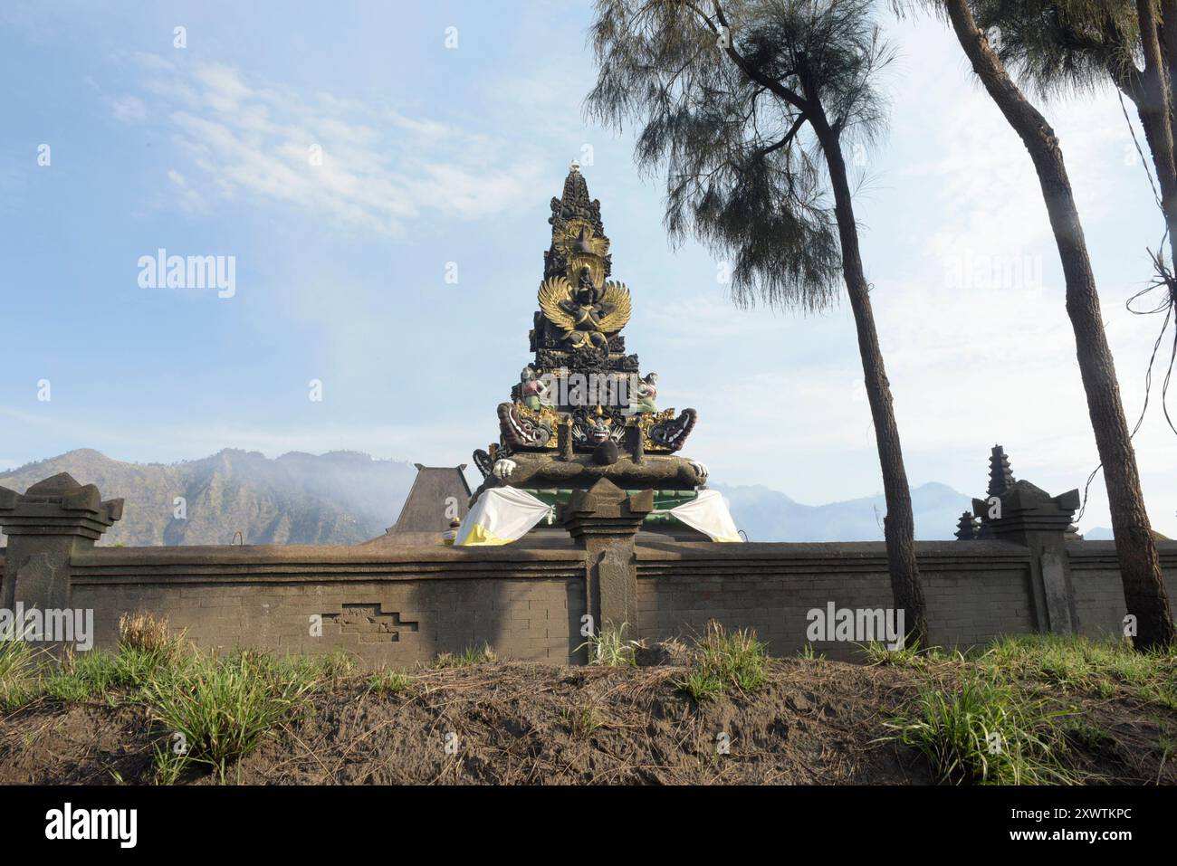 Am Fuße des Vulkans Bromo steht der Hindu-Tempel Pura Luhur Poten ...