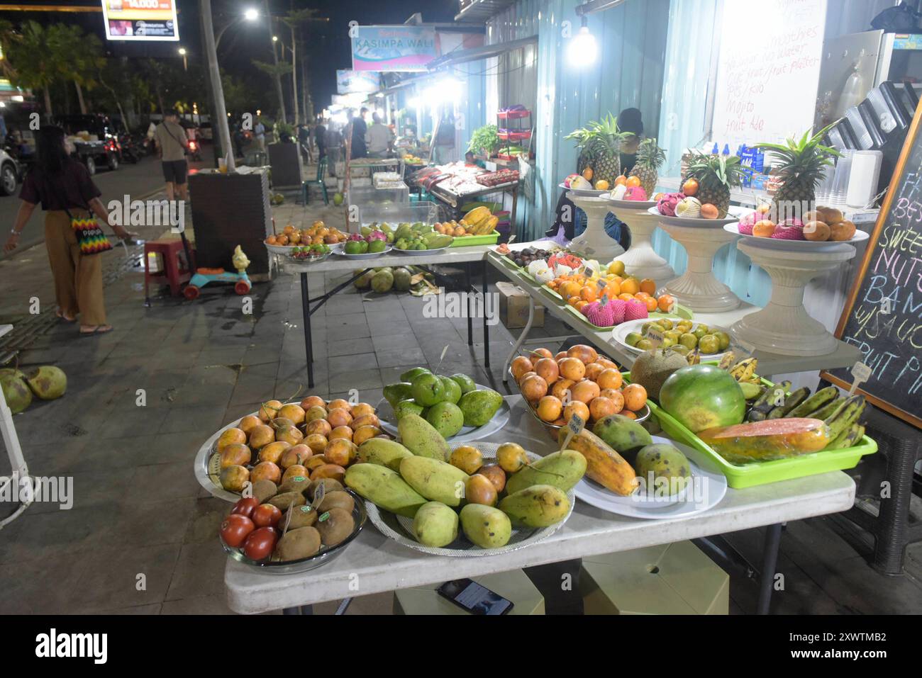 Auf dem Makt in Labuan Bajo wird viel Obst angeboten. *** The market in ...