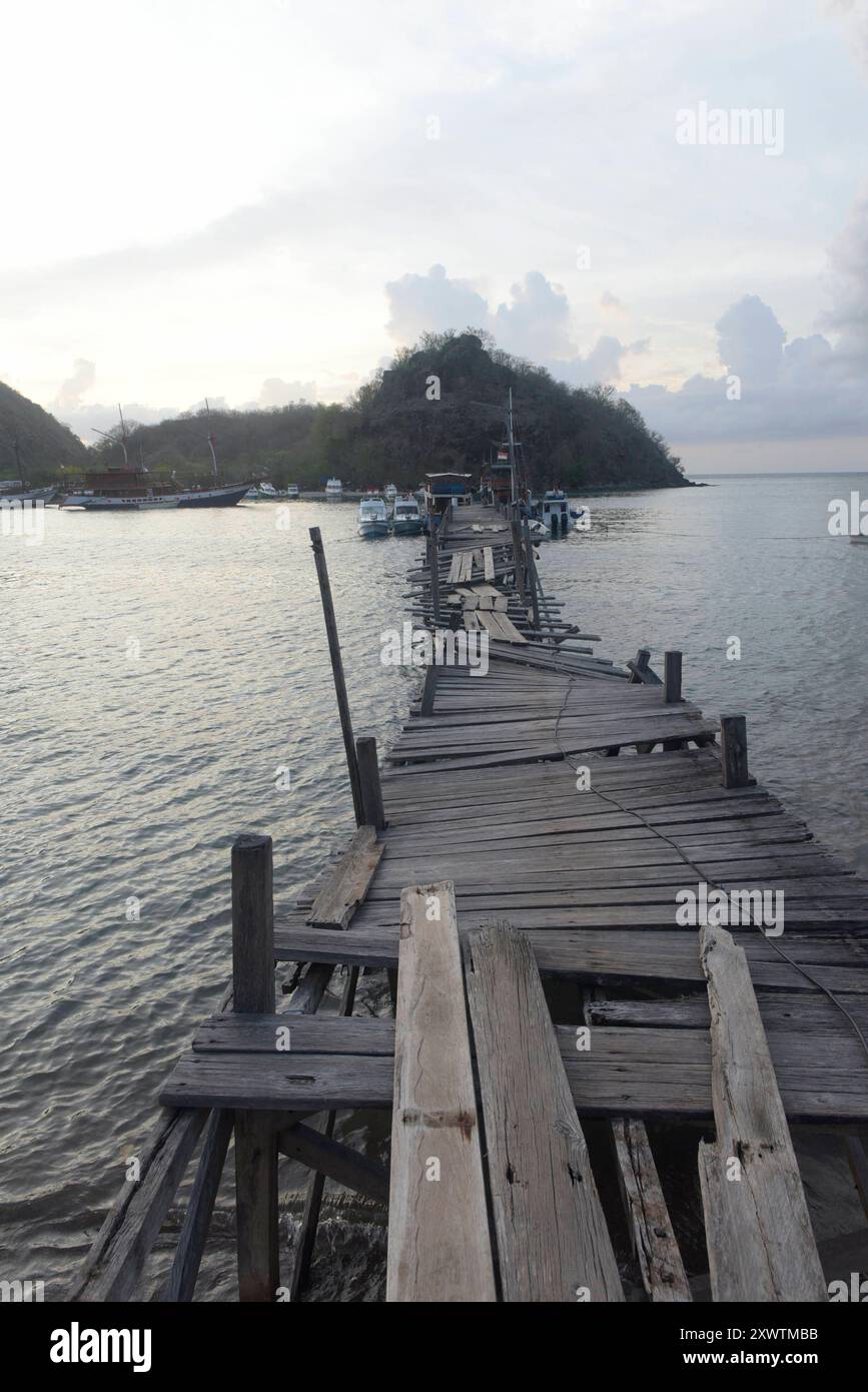 Ein sehr baufälliger Steg an der Waecicu Beach führt in die Bucht vor ...