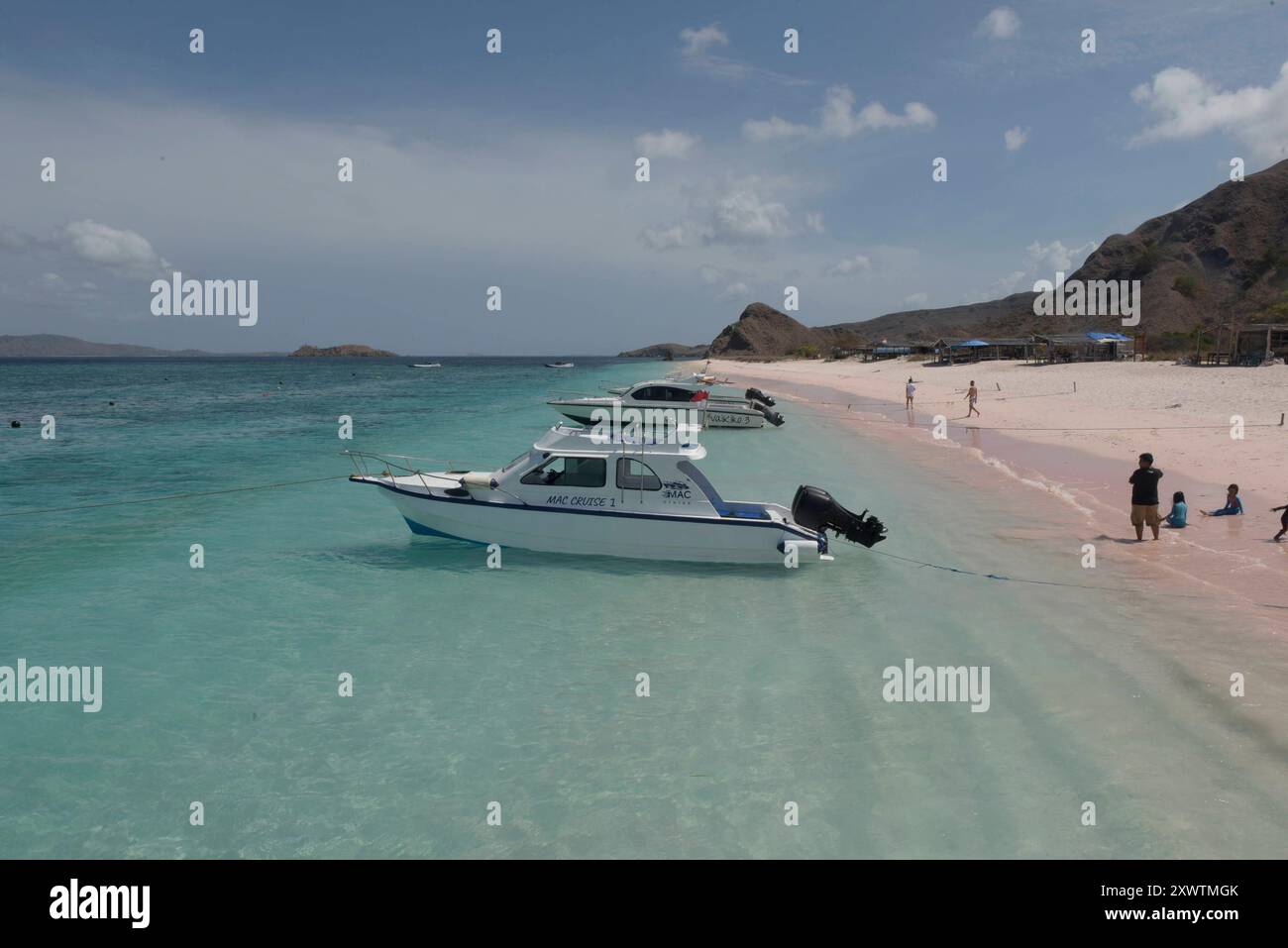 Zwei Motorschiffe ankern am Strand von Pink Beach Island. *** Two ...