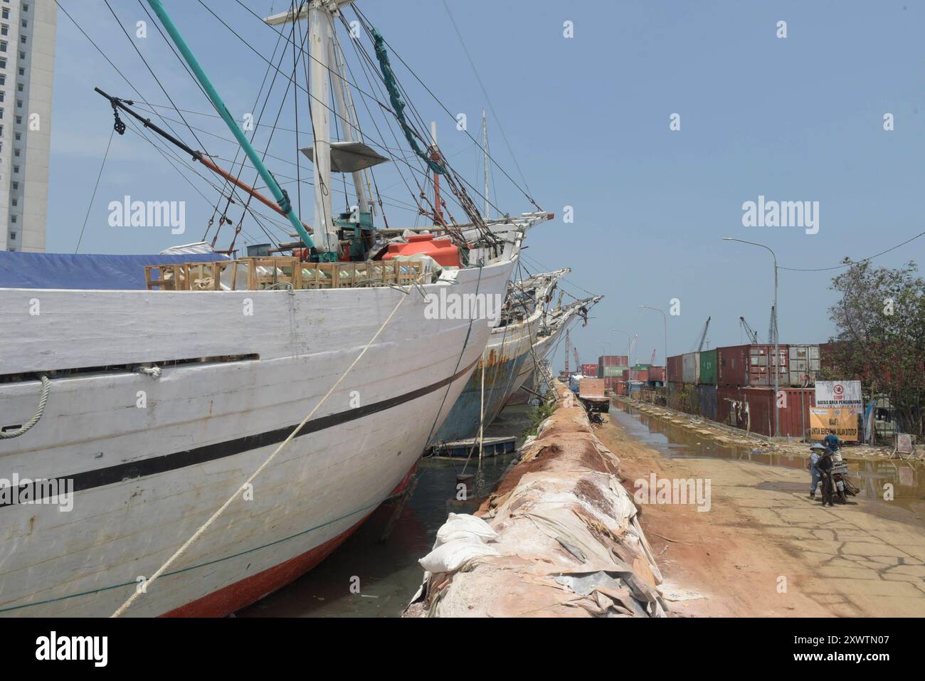 Frachtschiffe liegen im Hafen Marina Batavia in Jakarta vor Anker ...