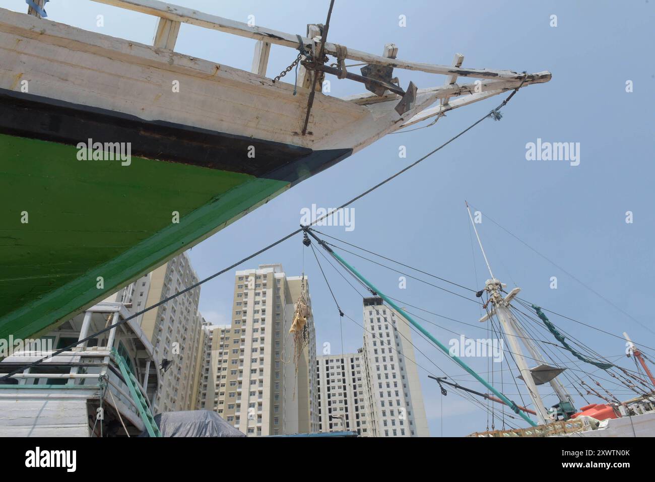 Ein Frachtschiff liegt im Hafen Marina Batavia in Jakarta vor Anker ...
