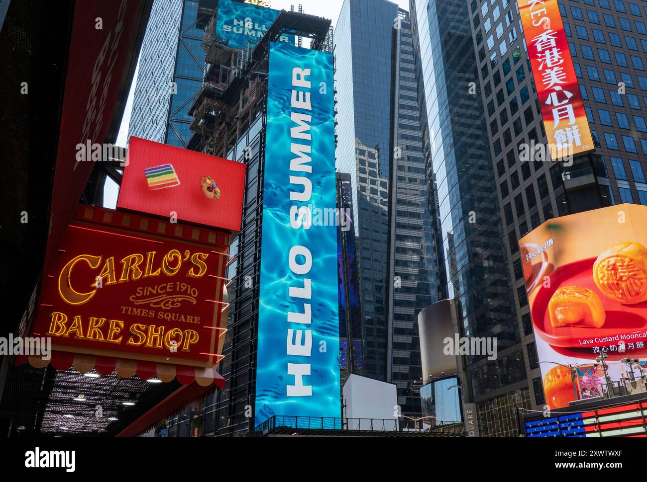 Times square billboards 2024 hi-res stock photography and images - Alamy