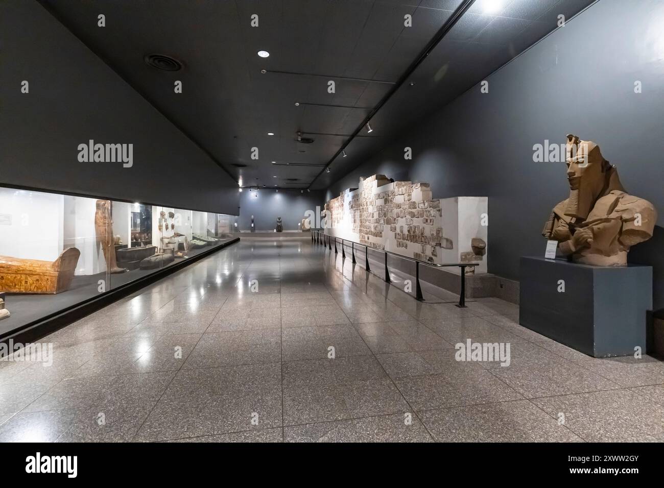 Luxor museum, Gallery of king Akhenaten(Amenhotep IV) and temple wall ...