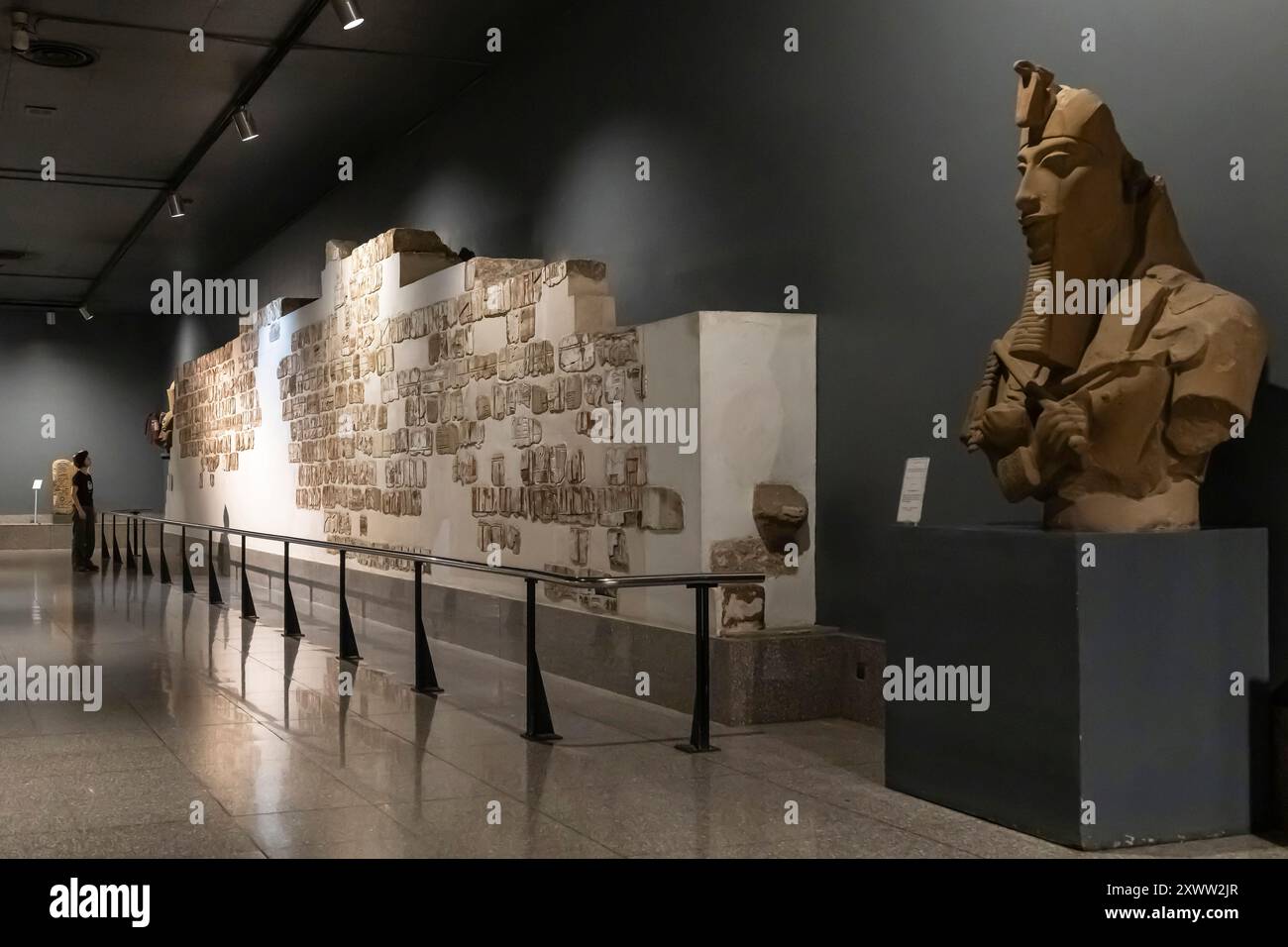 Luxor museum, Gallery of king Akhenaten(Amenhotep IV) and temple wall ...