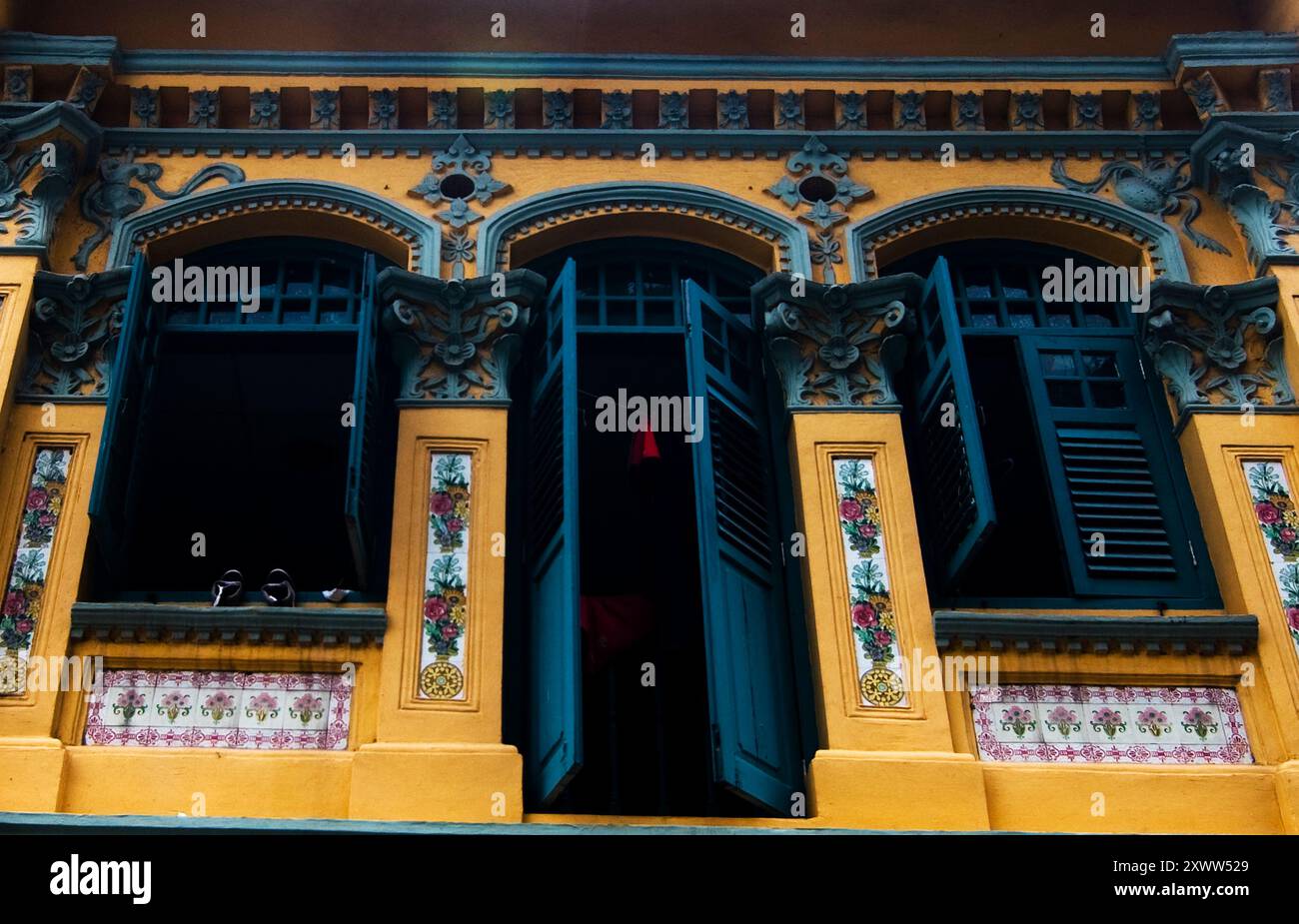 Colorful old buildings in Singapore Stock Photo - Alamy