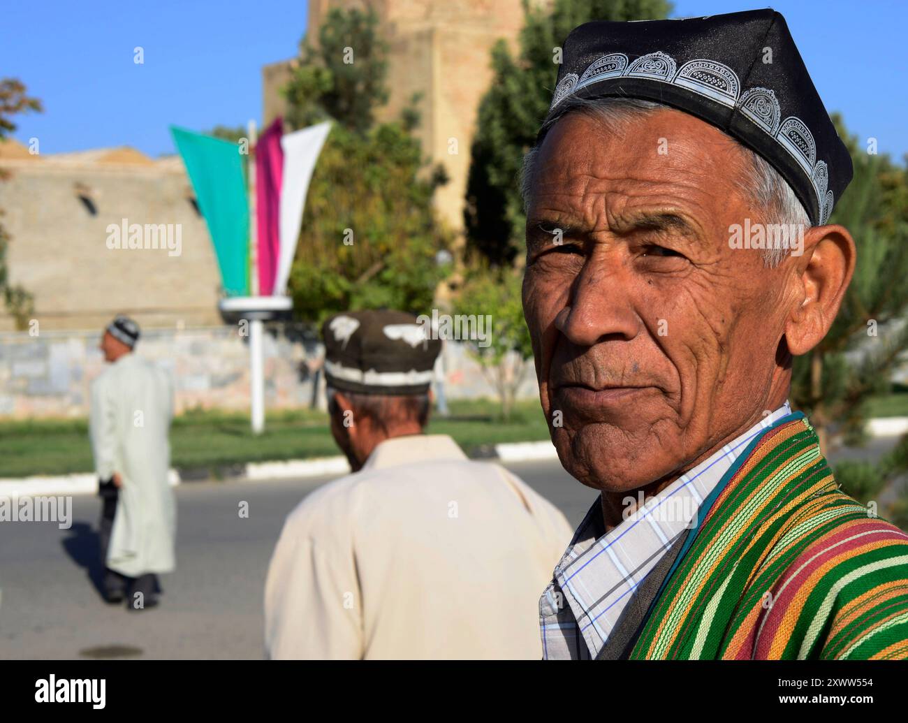Colorfully dressed men hi-res stock photography and images - Alamy