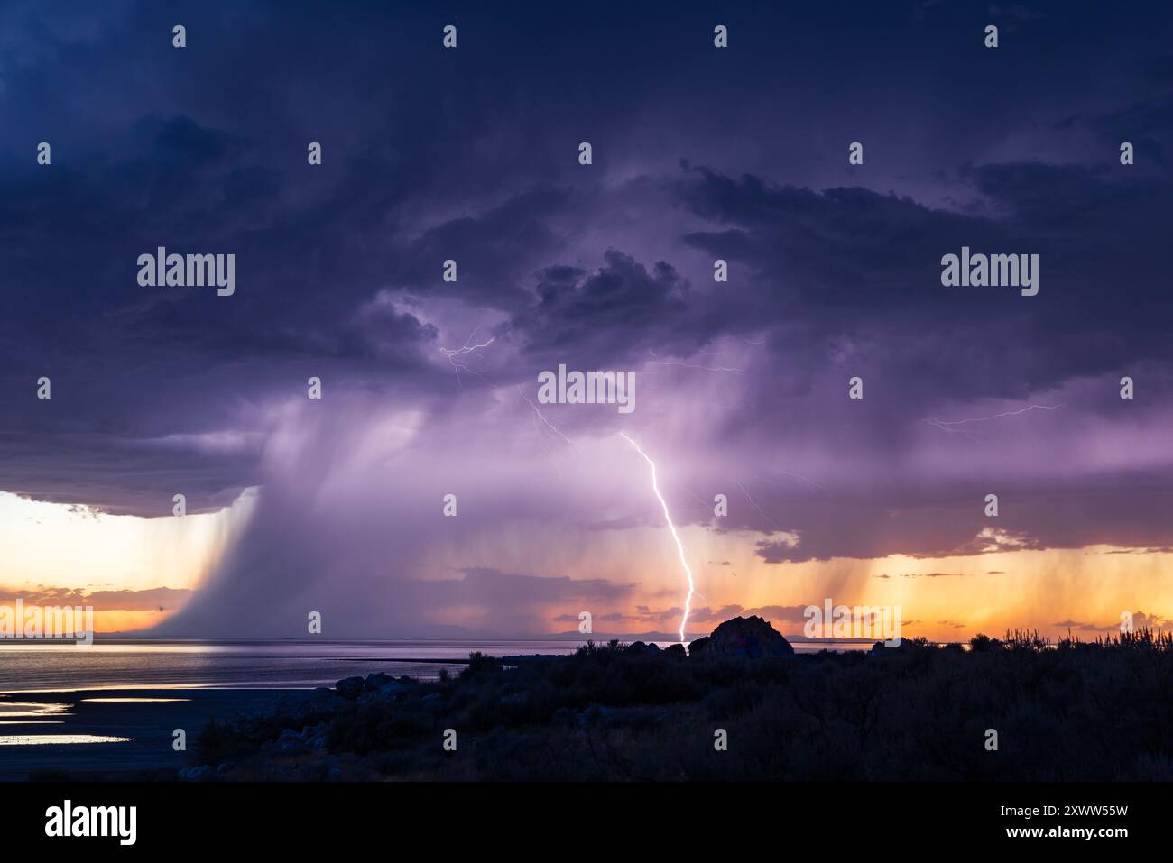 Lightning storm on lake hi-res stock photography and images - Alamy