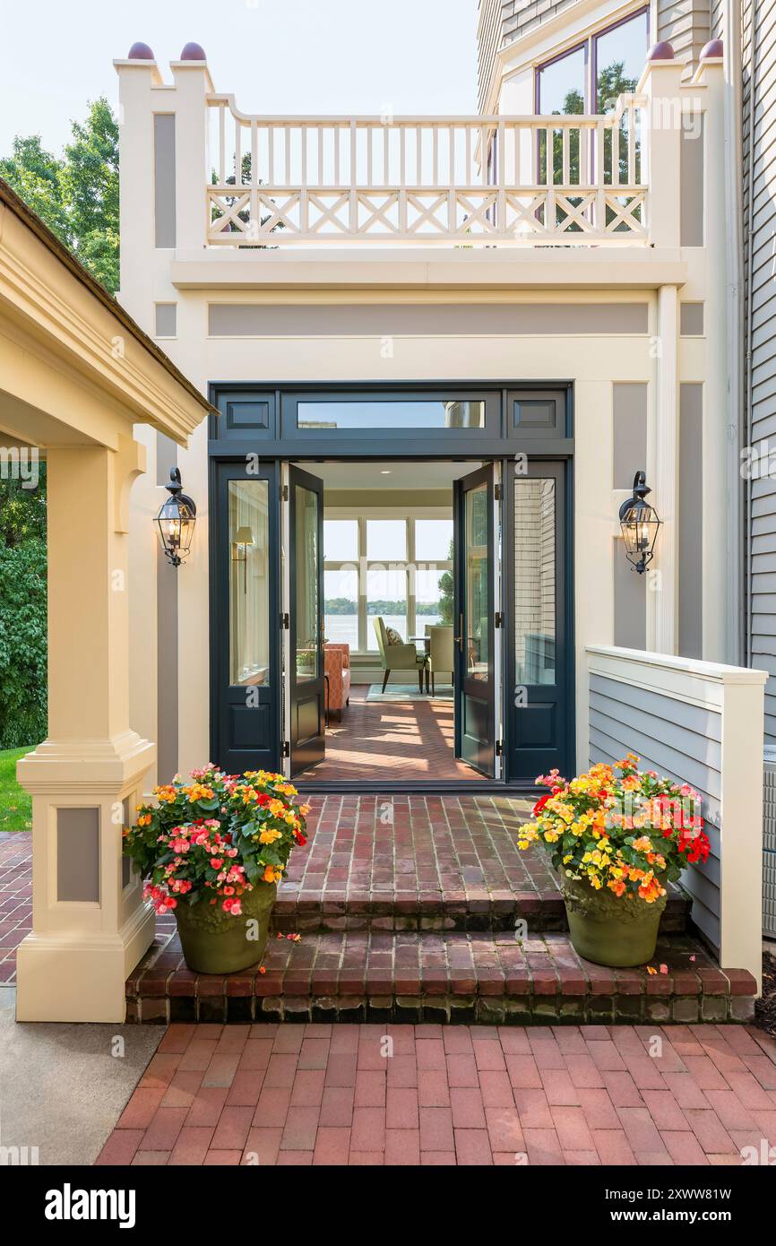 Four season porch hi-res stock photography and images - Alamy