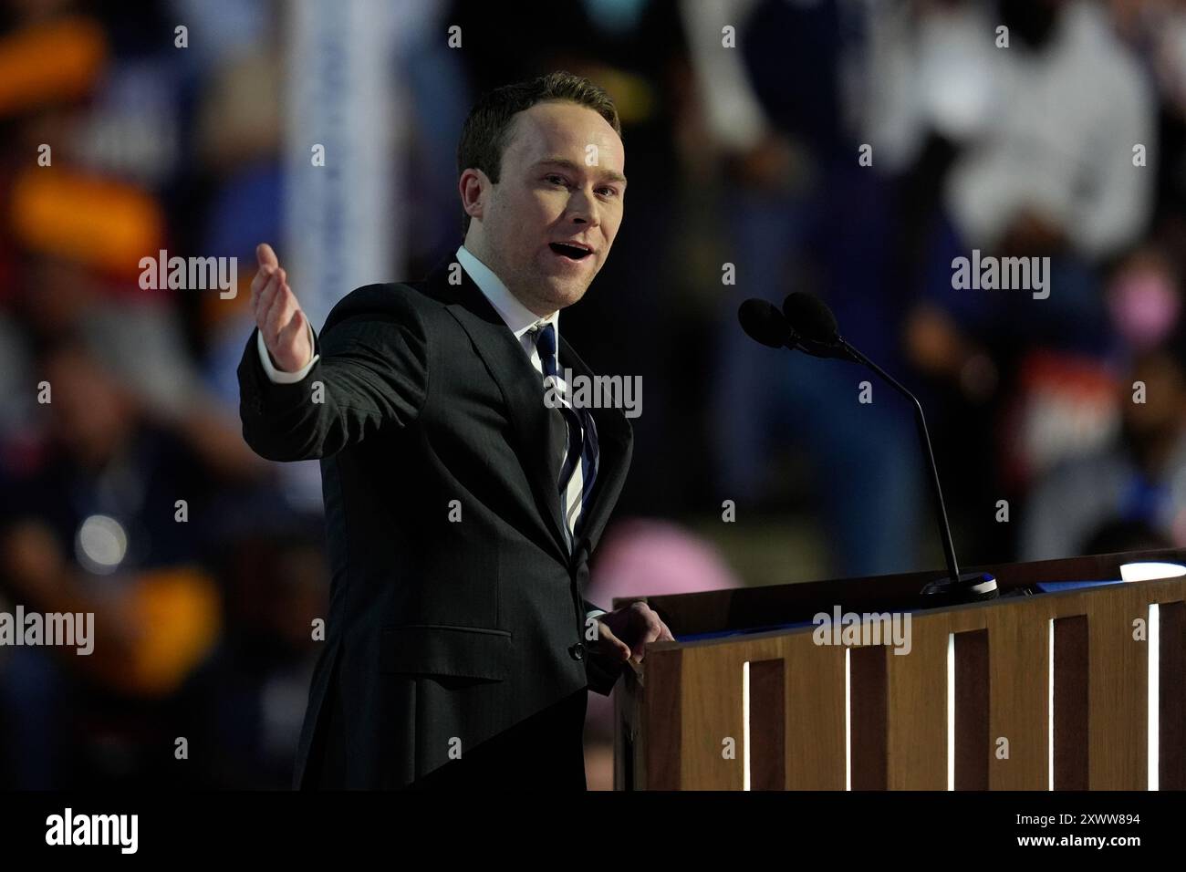 Cole Emhoff introduces his father Second gentleman Douglas Emhoff ...