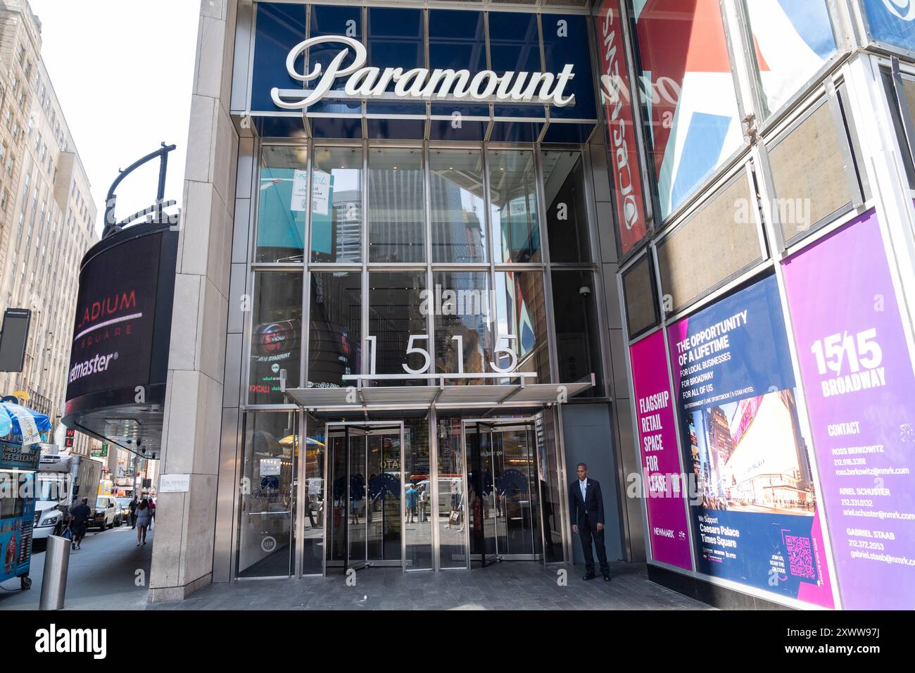 The paramount building on times square in new york hi-res stock ...