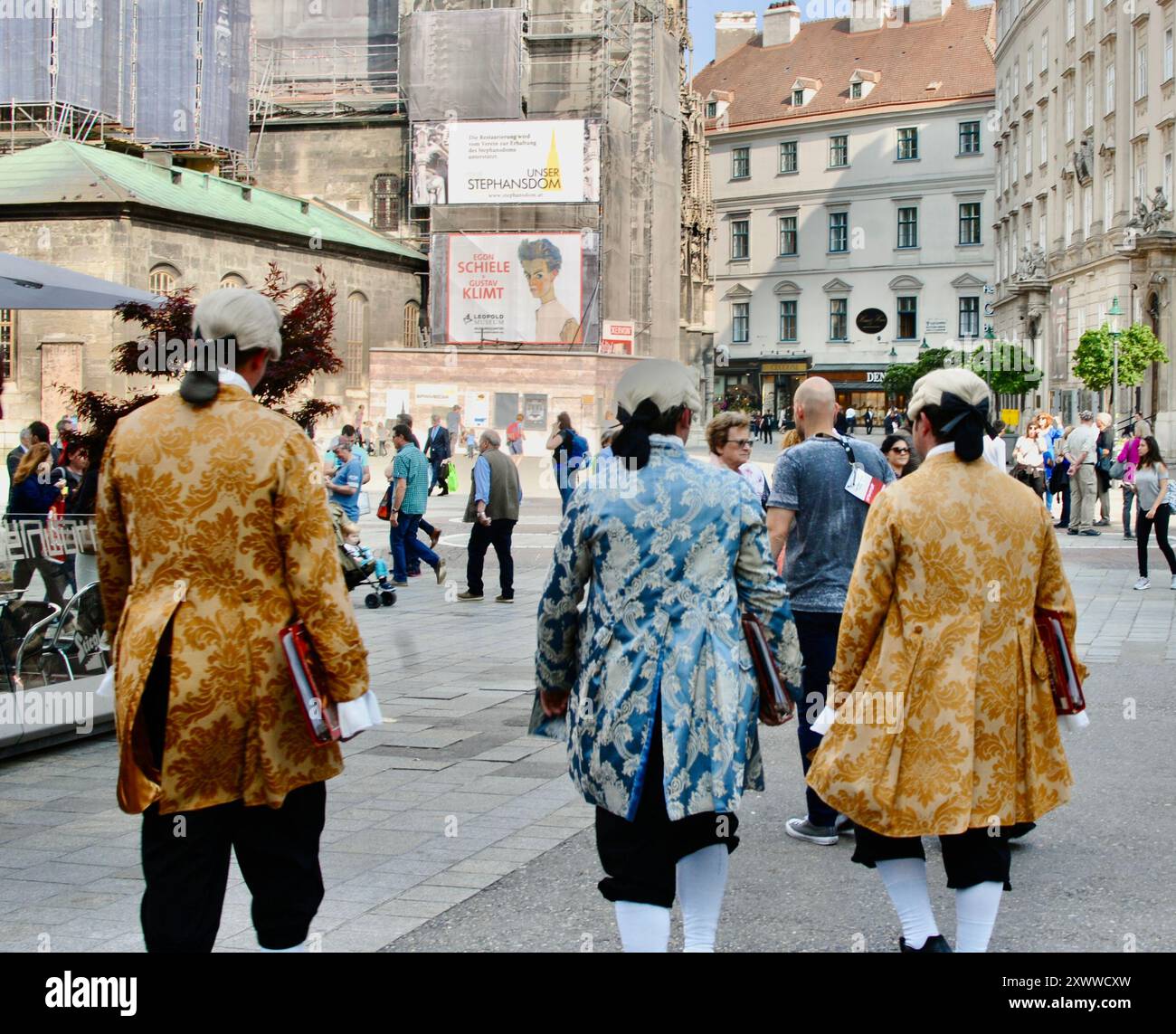 Actors between theater breaks Stock Photo - Alamy