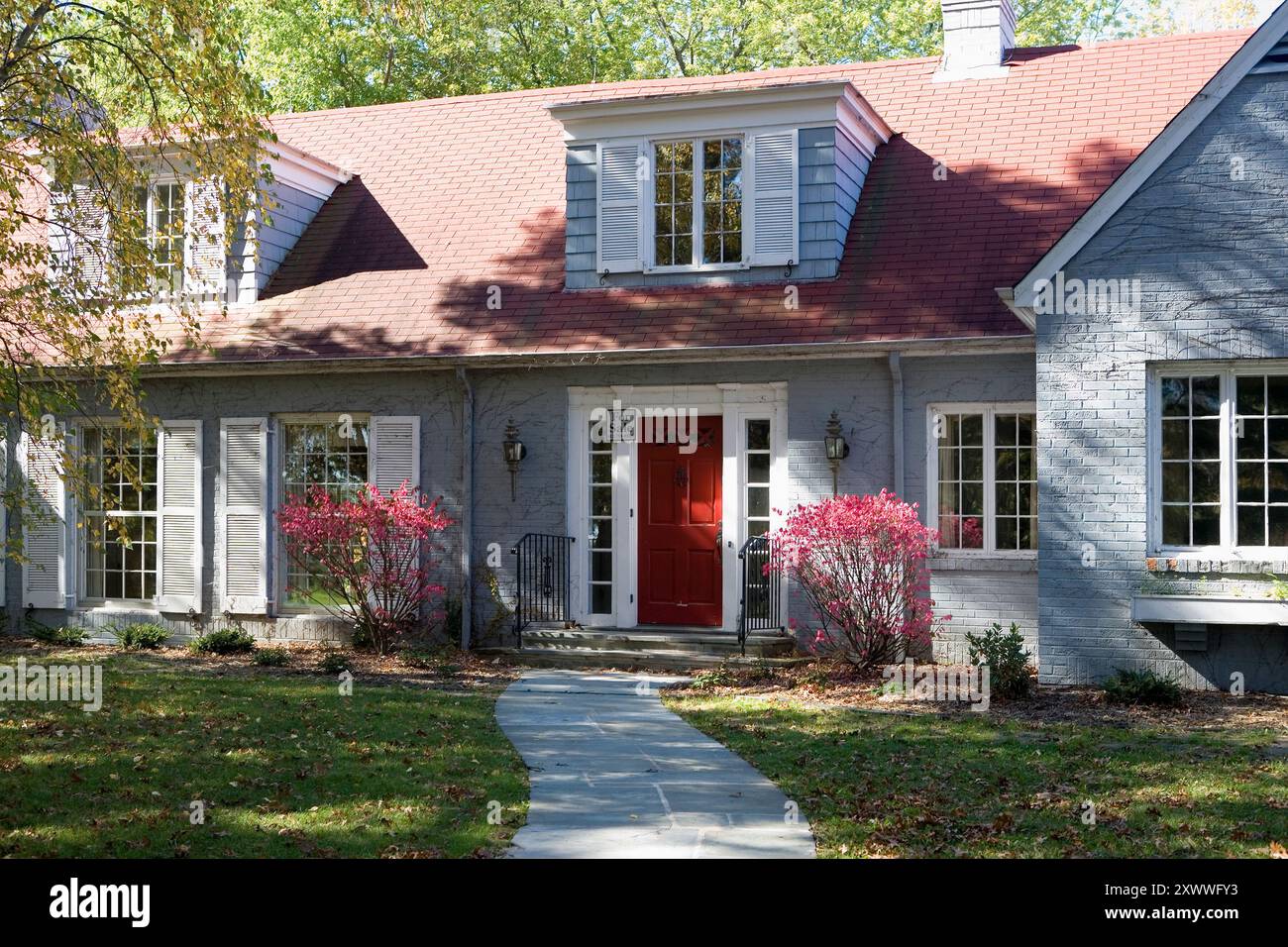 Gray house red roof hi-res stock photography and images - Alamy