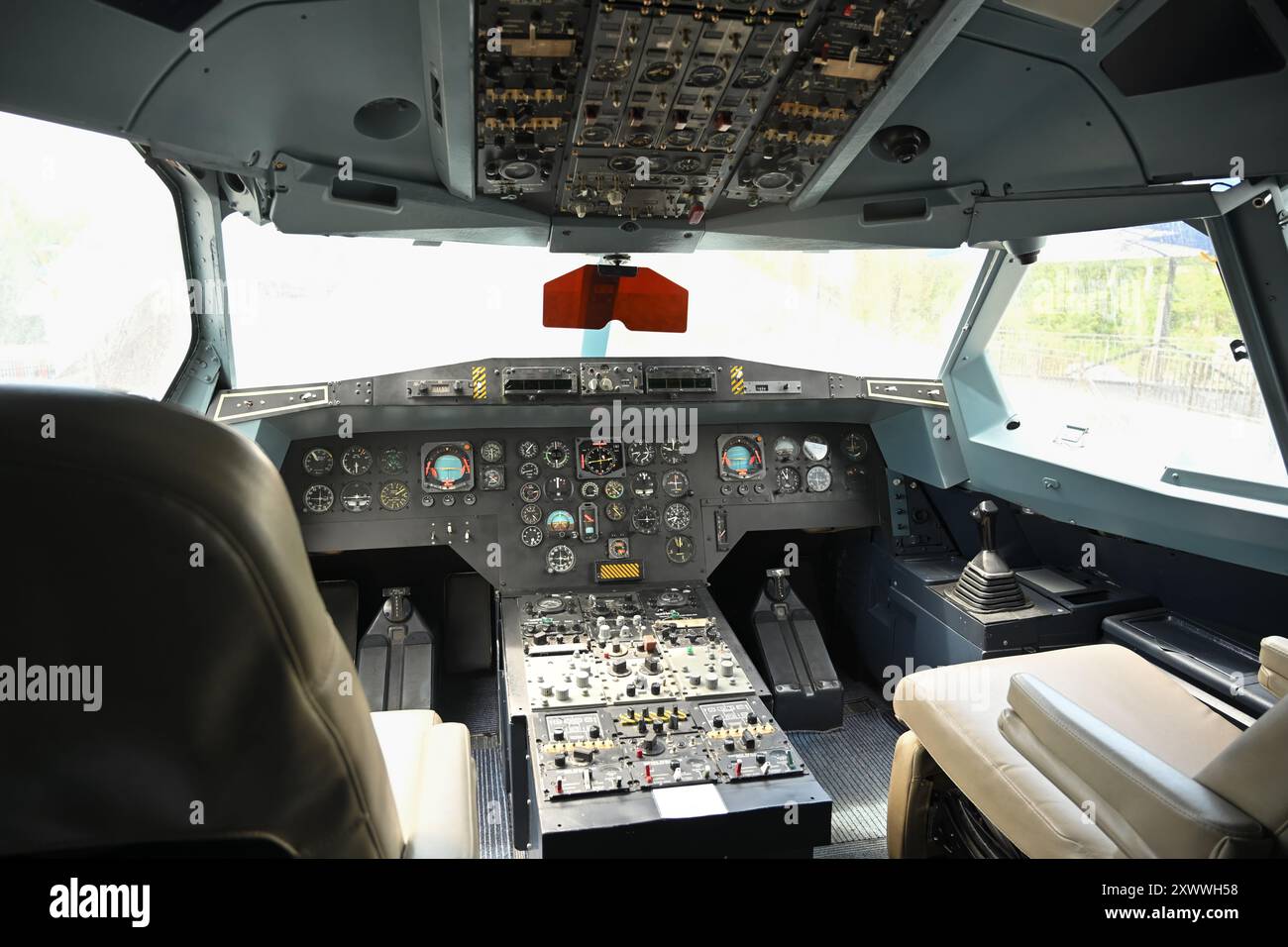 Commercial airline captain runway hi-res stock photography and images ...
