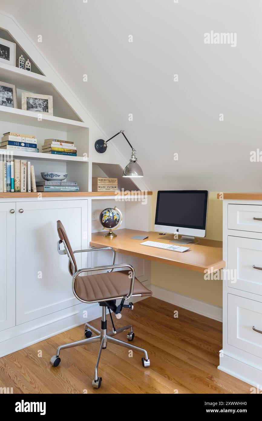 Corner built in desk hi-res stock photography and images - Alamy