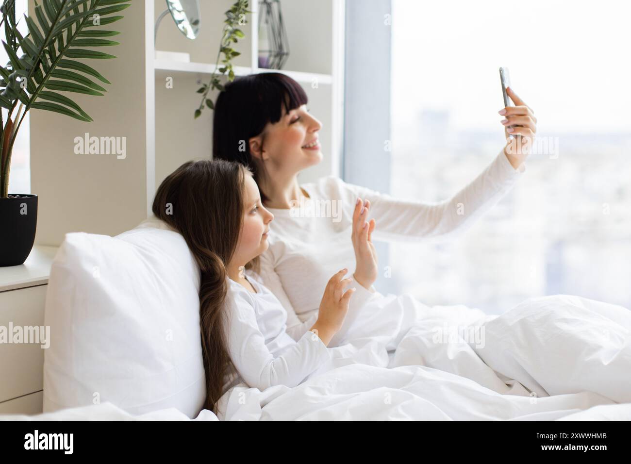 Video call phone child adult screen hi-res stock photography and images ...