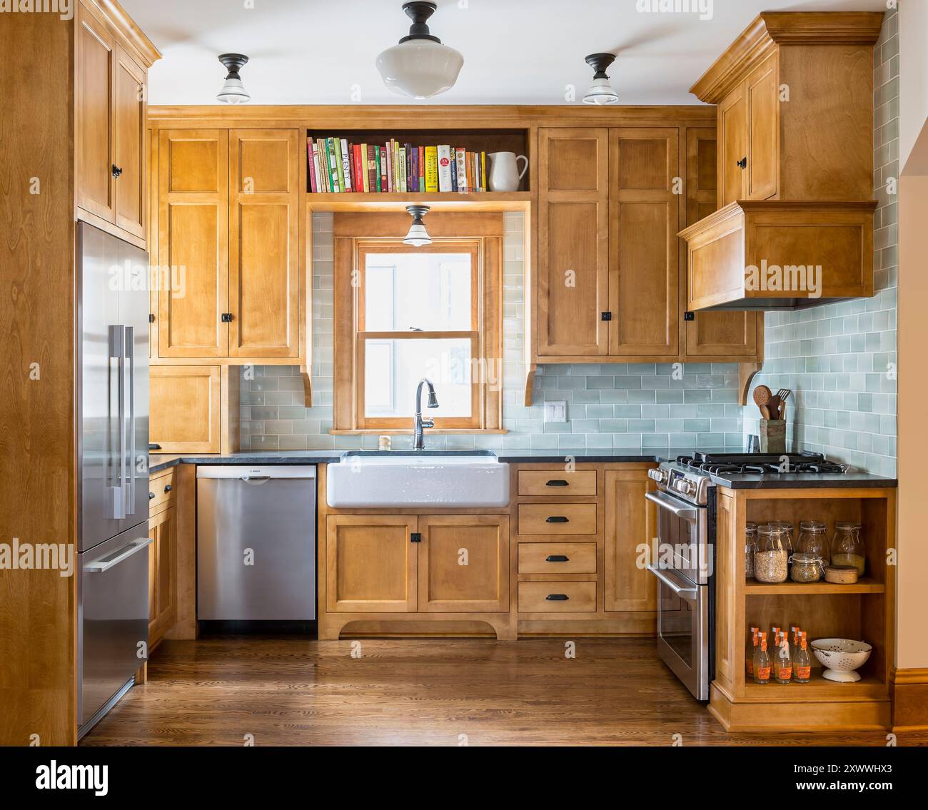 Built in shelves next to range hi-res stock photography and images - Alamy