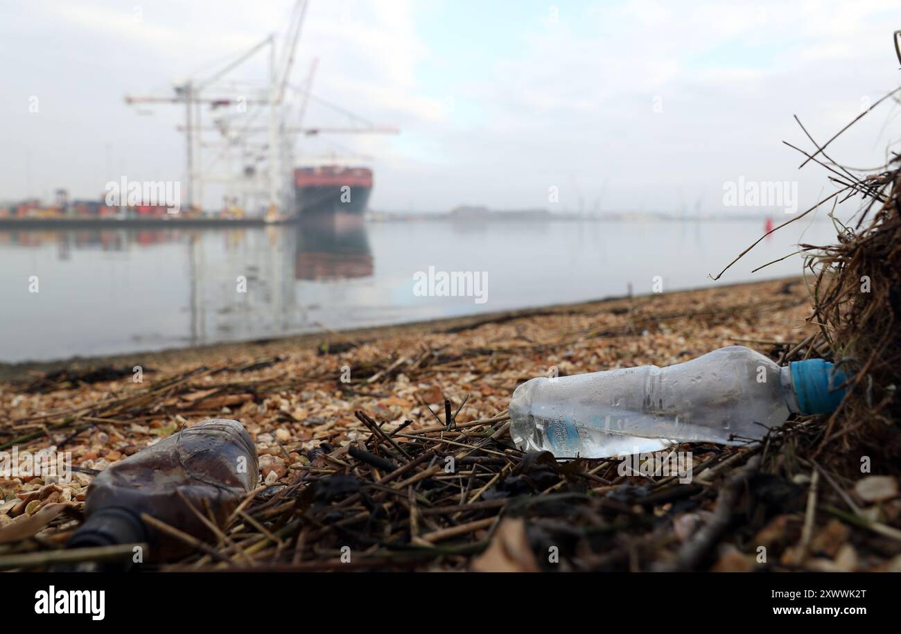 12 bottles of water hi-res stock photography and images - Alamy