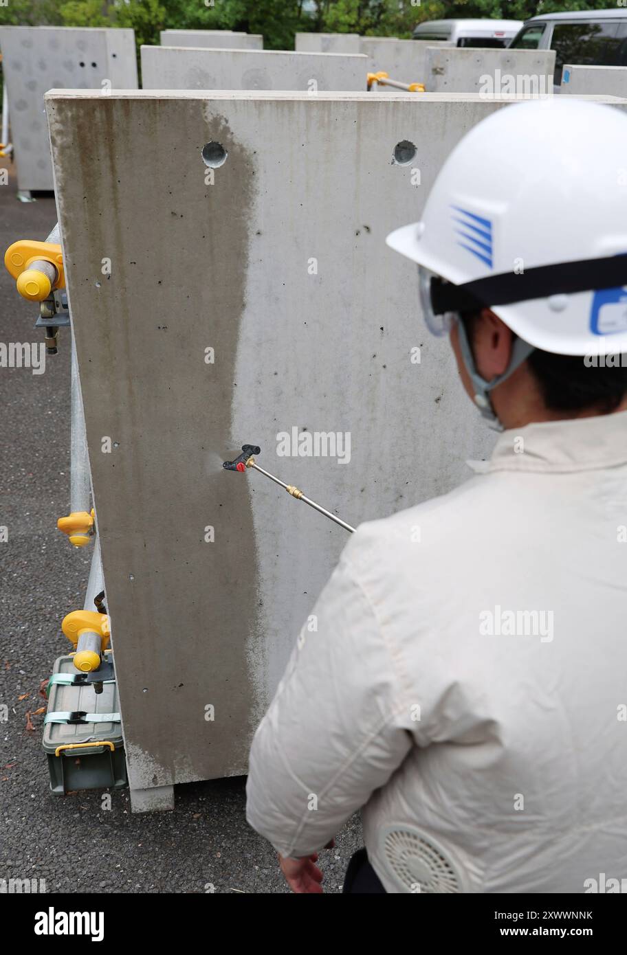 Concrete walls impregnated with carbon dioxide fixation technology DAC ...