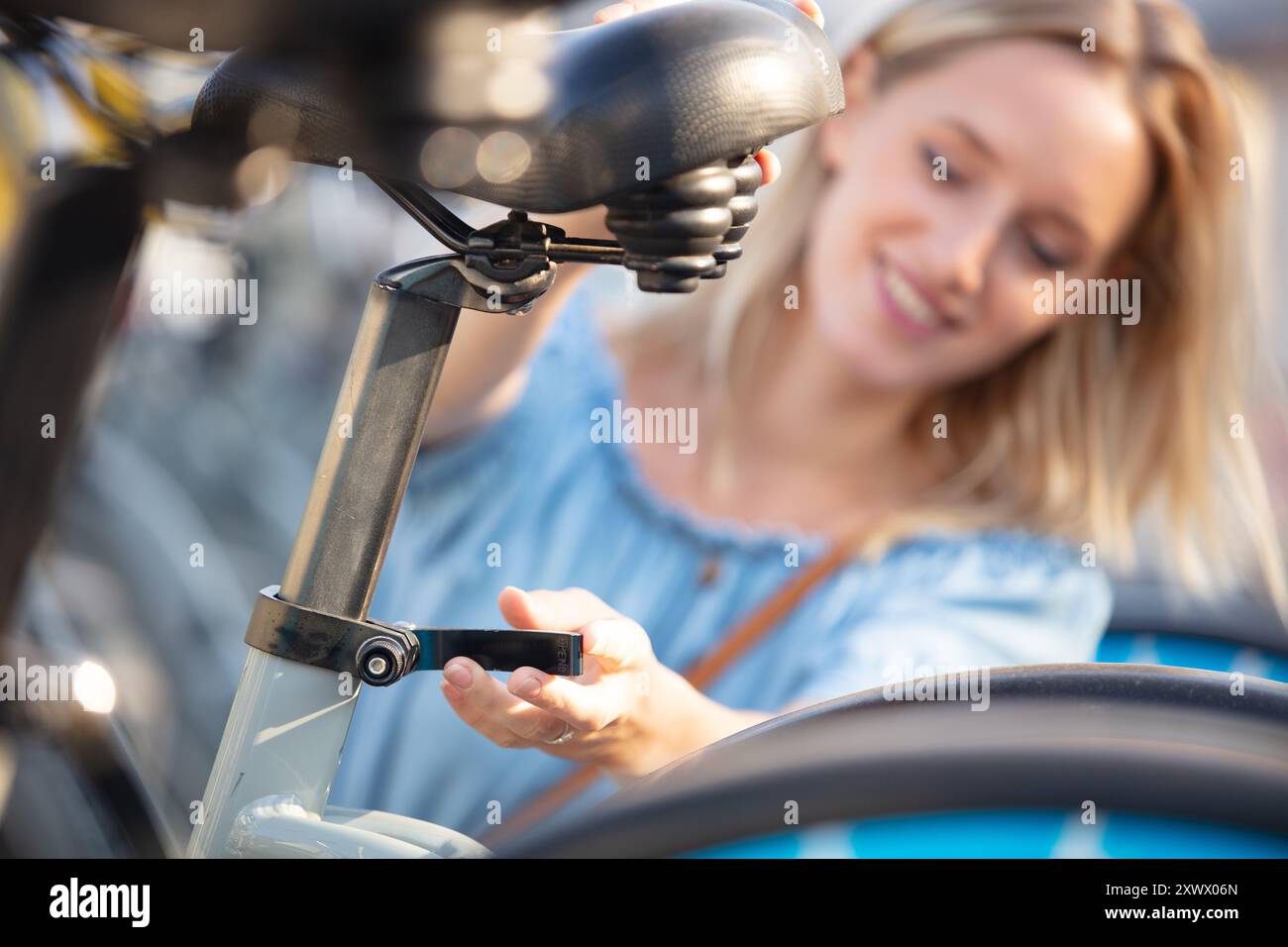 woman adjusting height of bicycle seat Stock Photo - Alamy woman adjusting height of bicycle seat Stock Photo - Alamy
