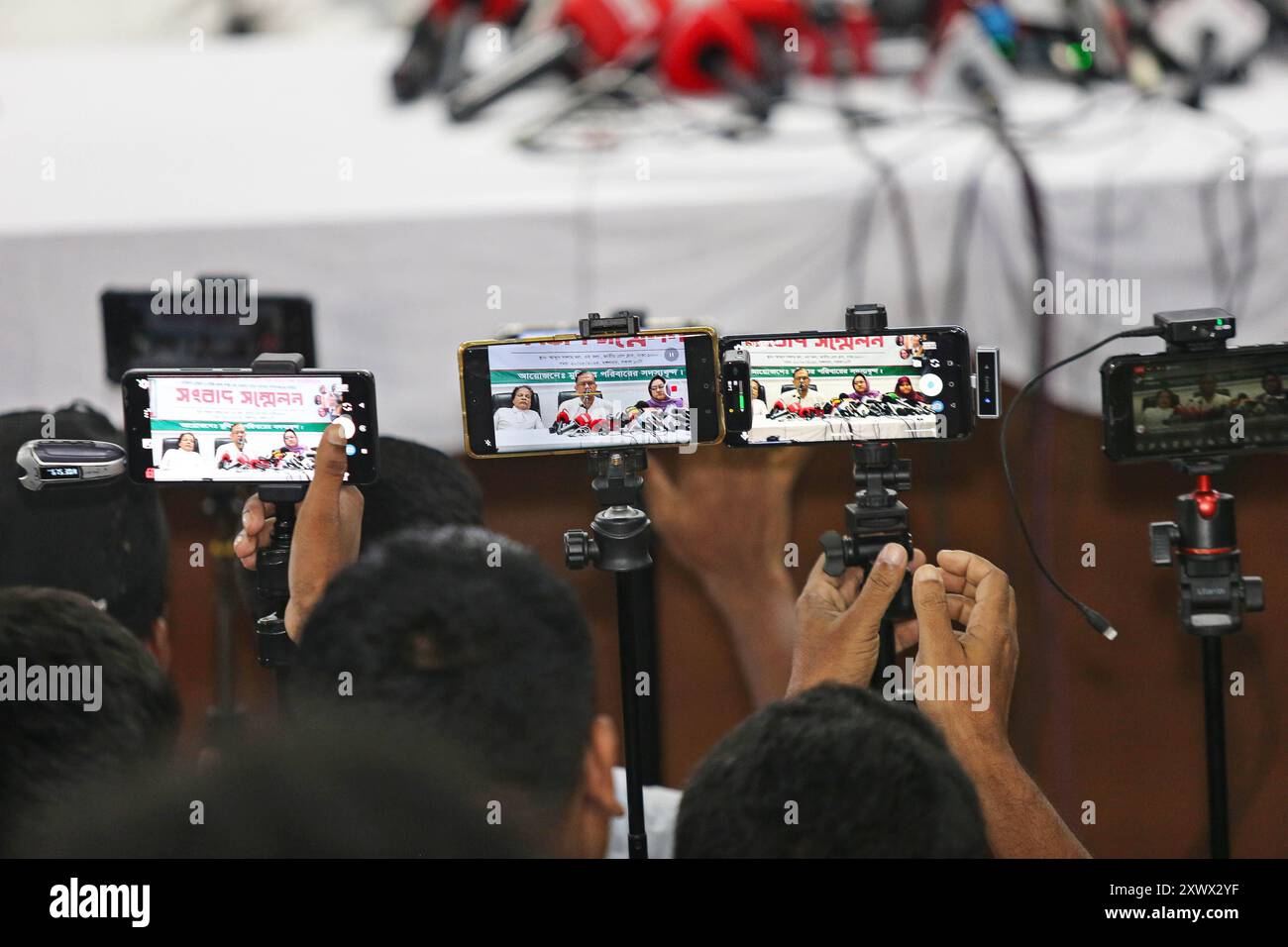 Mobile Phone Journalism In Bangladesh Bangladeshi people cover incidents using mobile devices on ...