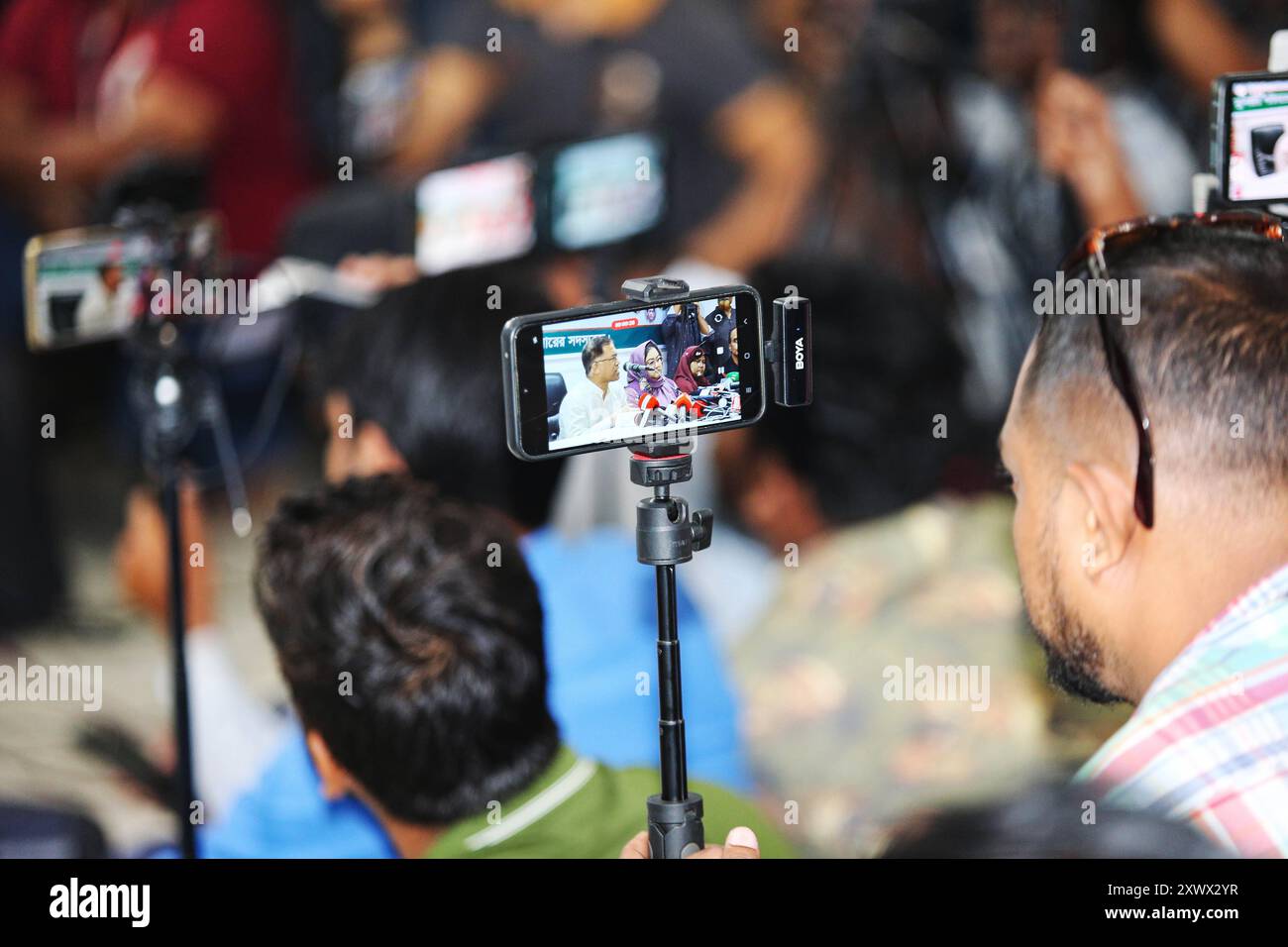 Mobile Phone Journalism In Bangladesh Bangladeshi people cover incidents using mobile devices on ...