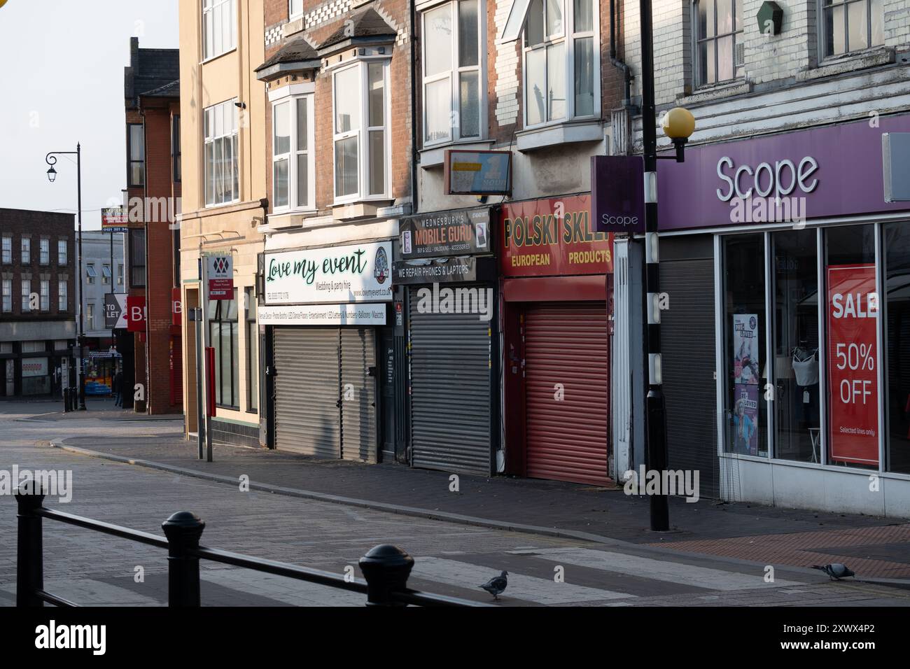 Shuttered shops england hi-res stock photography and images - Alamy