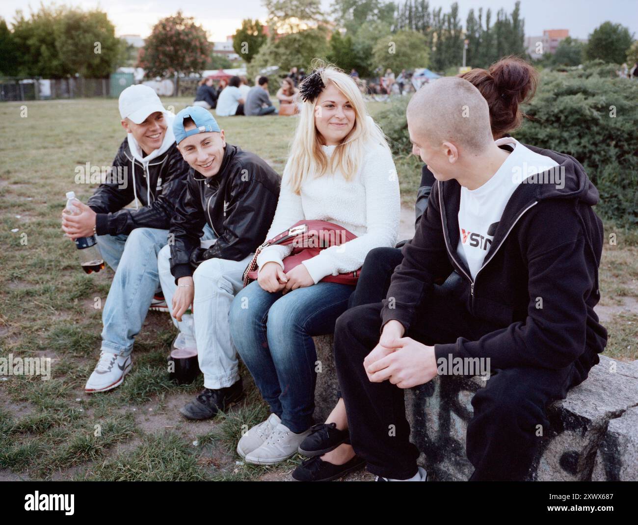 Group teenagers sitting outdoors hi-res stock photography and images ...