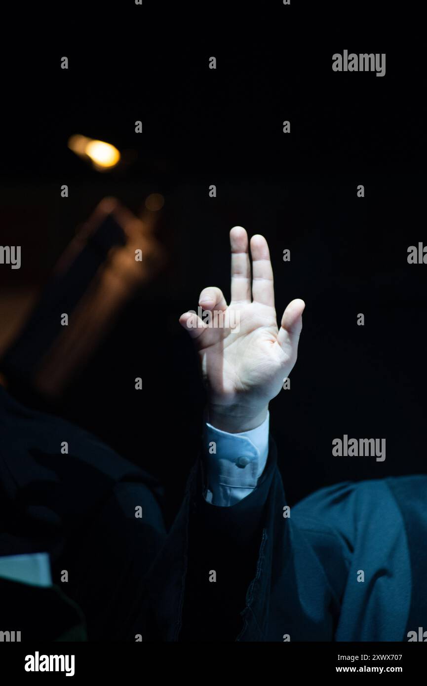 Nonverbal messages hi-res stock photography and images - Alamy