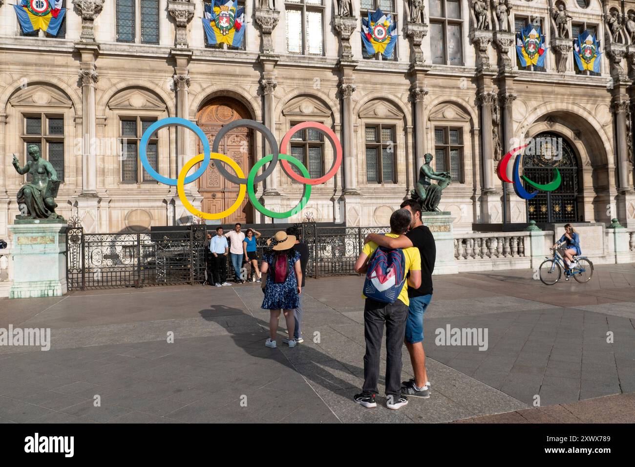 Paris (France): tourists take pictures in front of the Olympic rings in ...