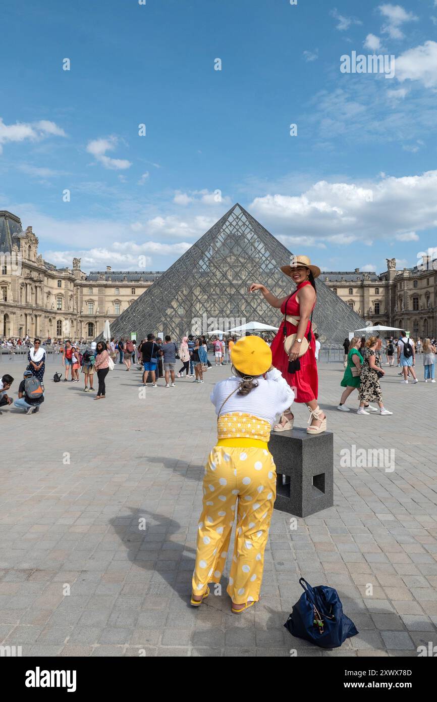Pris (France): tourists taking pictures in front of the Louvre Pyramid ...