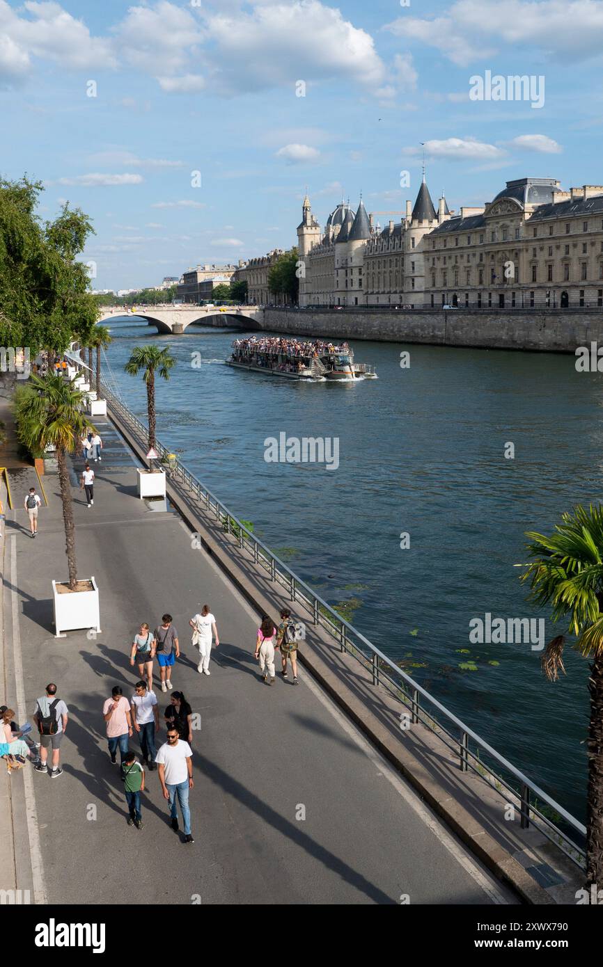 Paris (France): tourists walking along the Paris-Plages (Paris Beaches ...