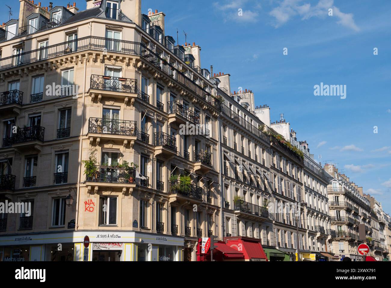 Paris (France): building facades in “rue Rivoli” street, in the 4th ...