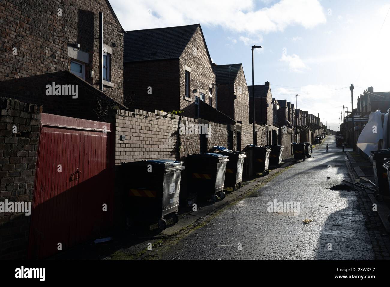 Trash bins in alleyway hi-res stock photography and images - Alamy