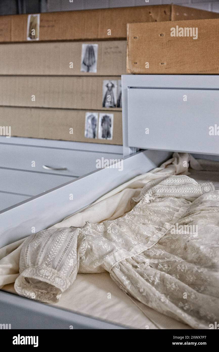 Queens dress exhibit hi-res stock photography and images - Alamy