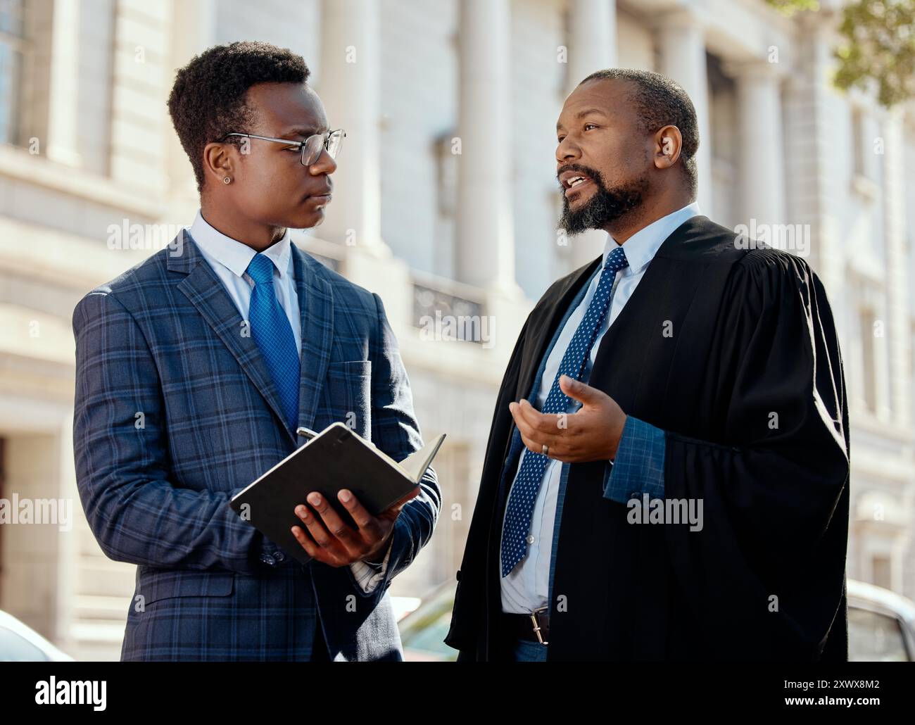 Male lawyer speaking in court hi-res stock photography and images - Alamy