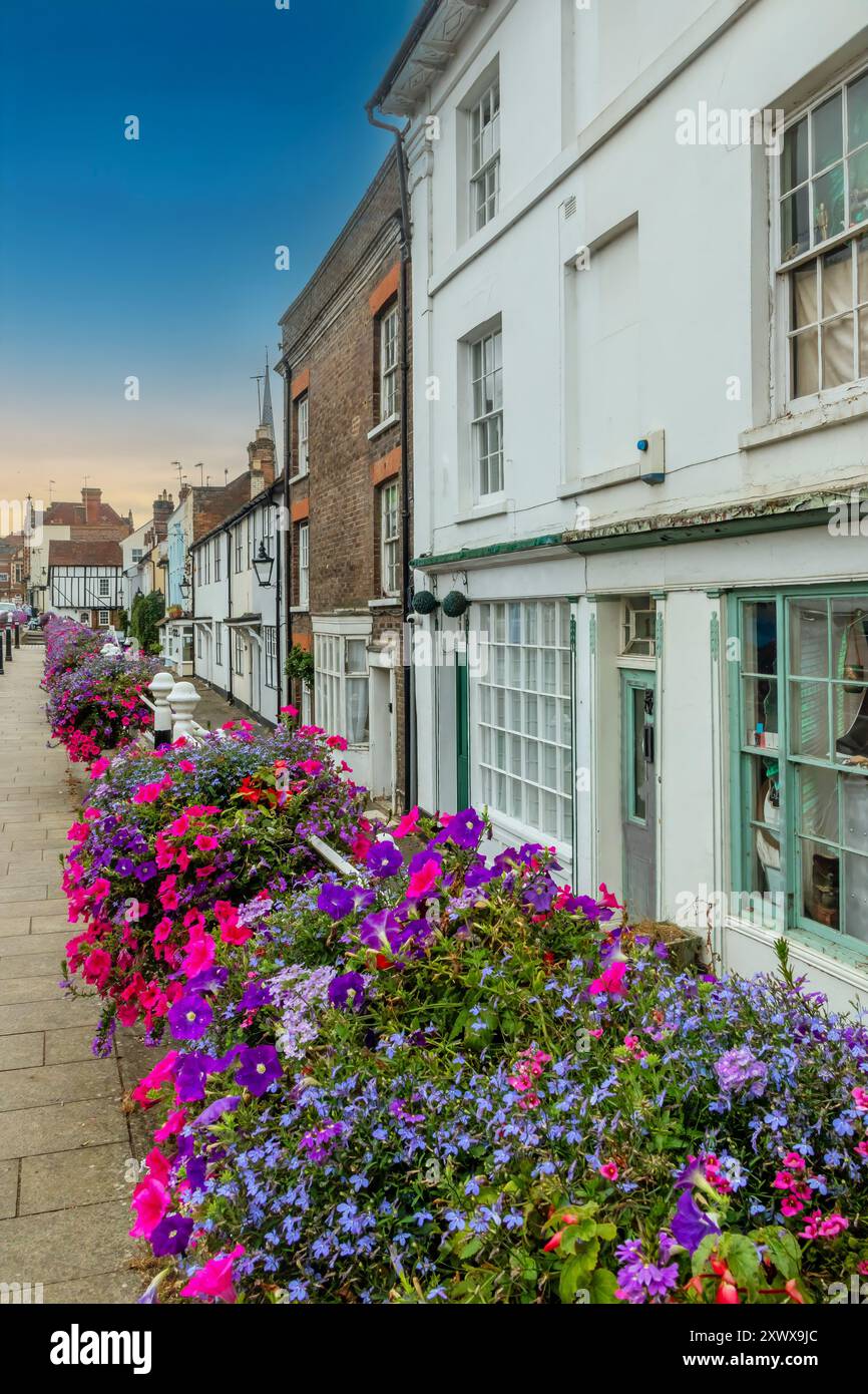 Colourful flowers and architecture on the High Street, Old Hemel ...