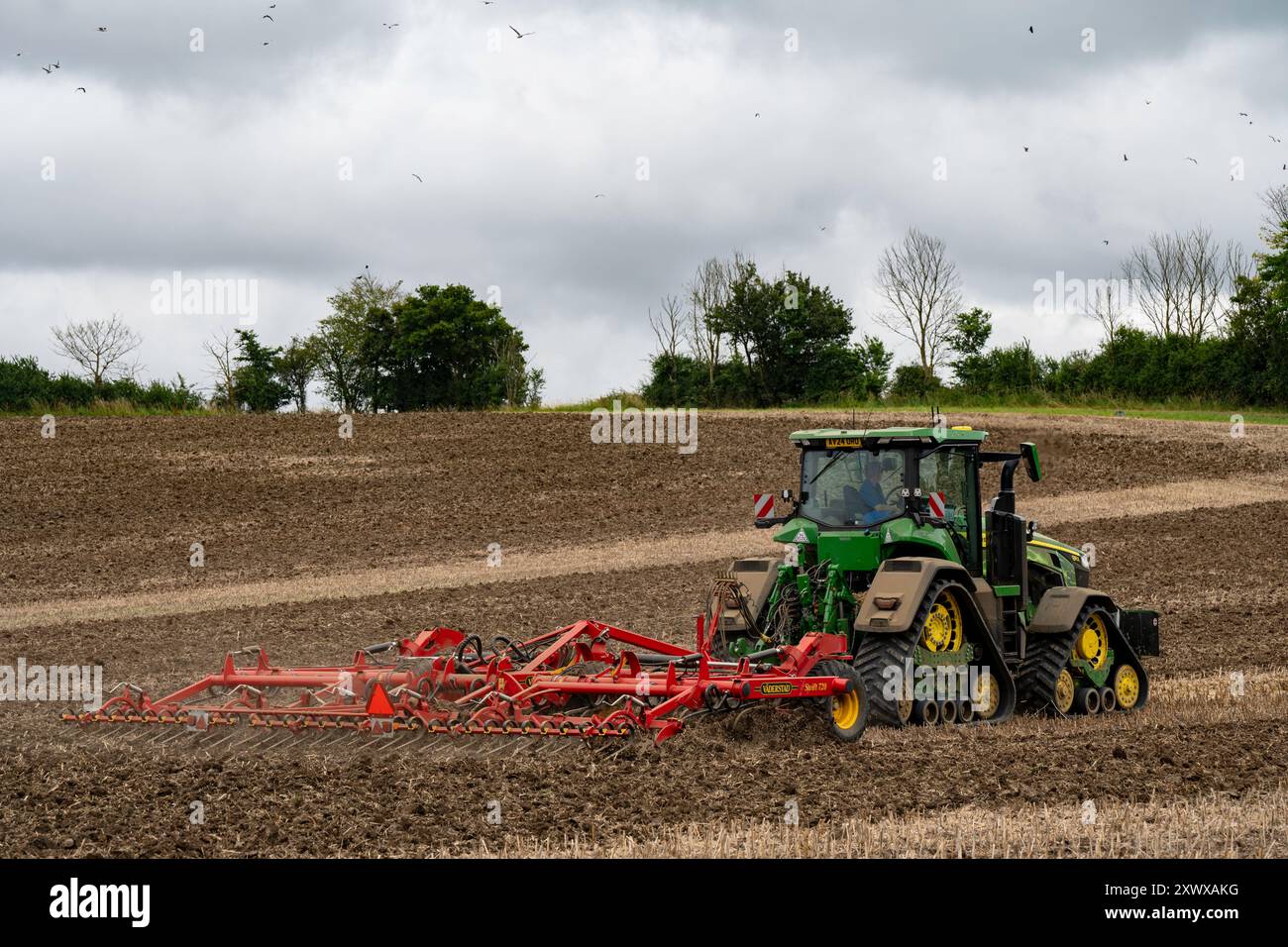 John deere 8rx cultivating stubble field hi-res stock photography and ...